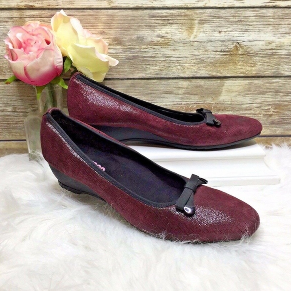 Munro | Shoes | Munro American Randa Burgundy Embossed Wedge Heels ...